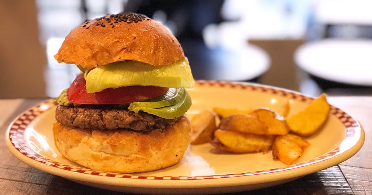 三田にある「マンチズバーガーシャック」のガッツリ肉に丁寧に仕込まれた野菜のバランスがいいハンバーガー | ディレイマニア