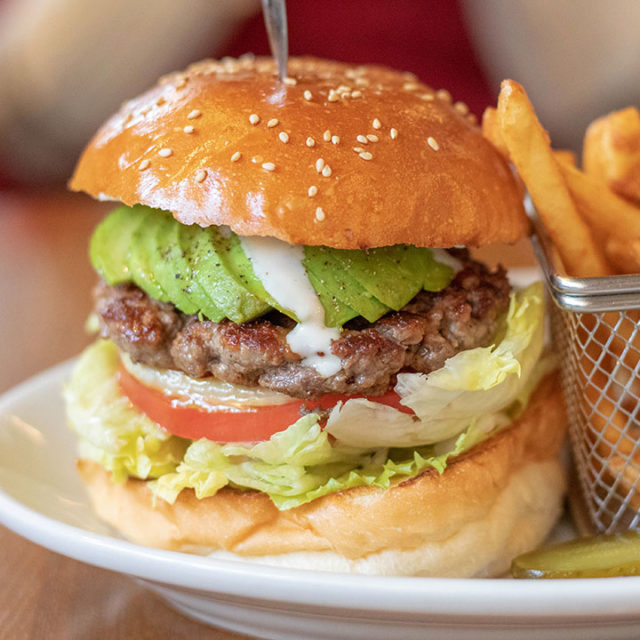 曳舟「burger house UZU」の肉感のあるハンバーガーが最高！バーベキューソースも絶品！ - ディレイマニア